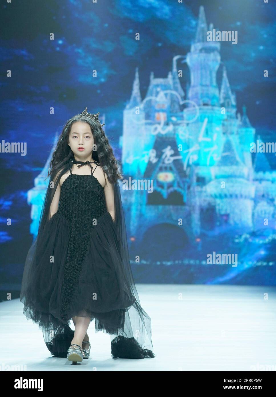 200822 -- HANGZHOU, Aug. 22, 2020 -- A child model presents a creation ...