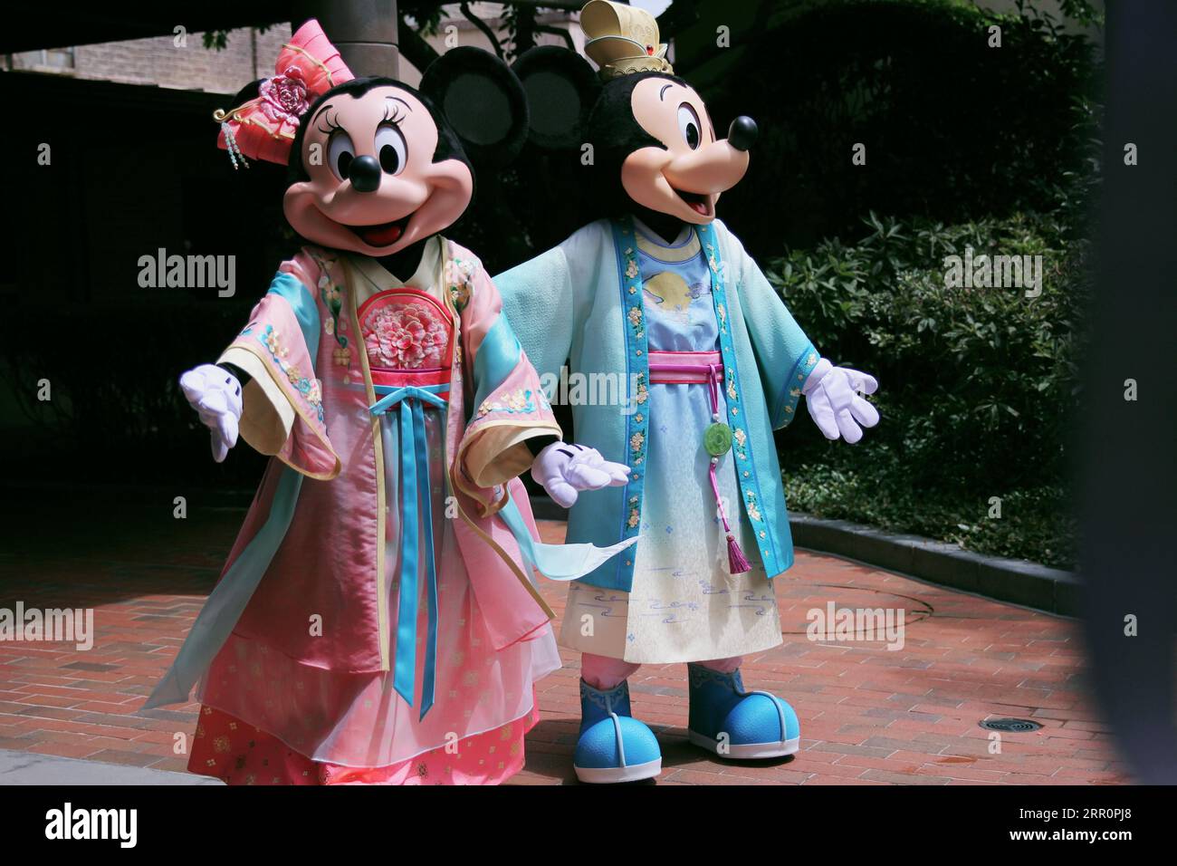 Duffy and friends wear traditional costumes to welcome the Mid-Autumn ...