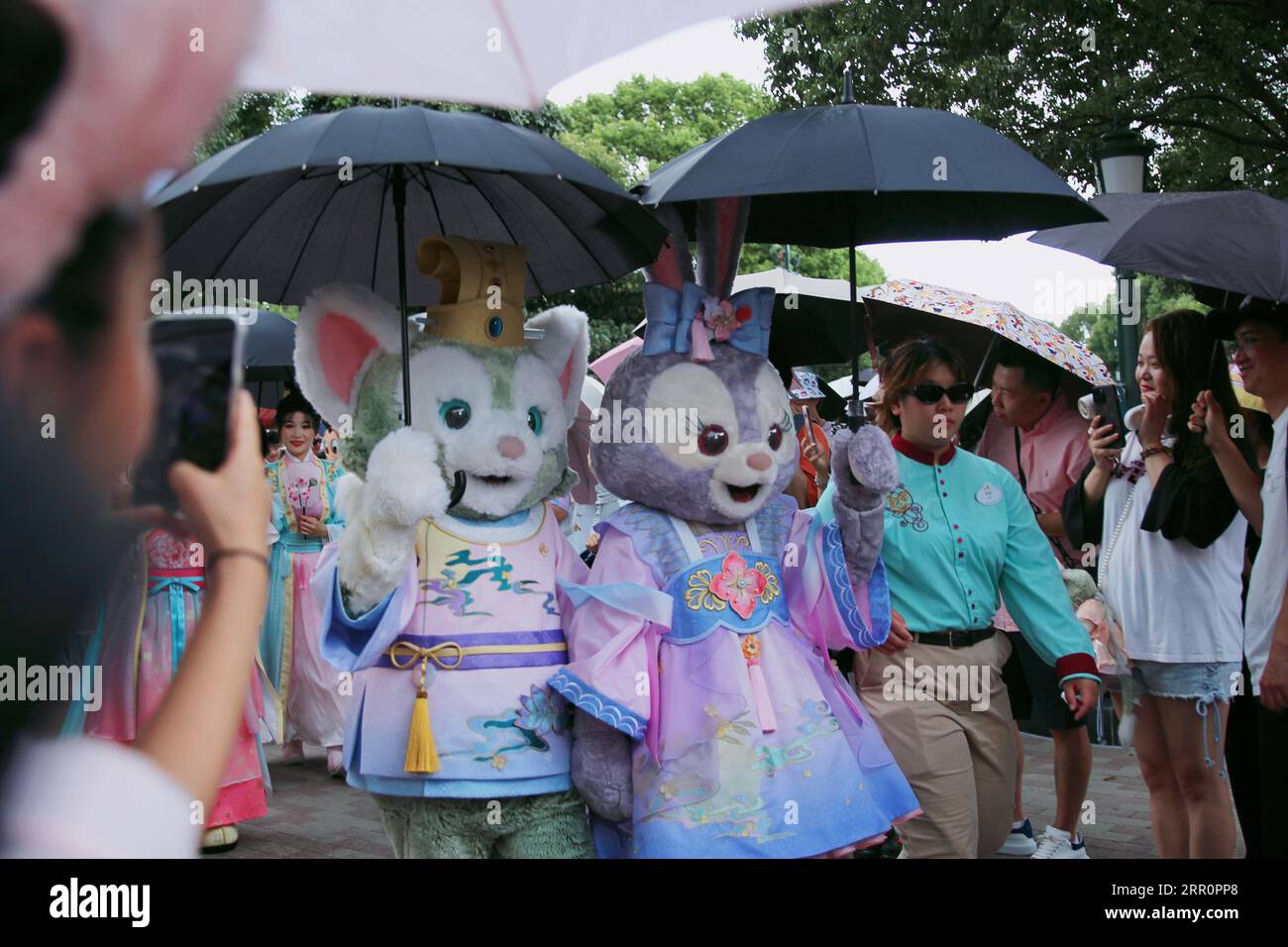 Duffy and friends wear traditional costumes to welcome the Mid-Autumn ...