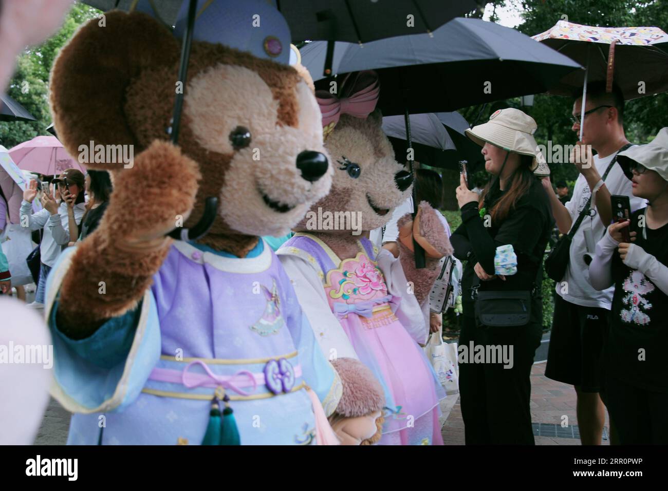 Duffy and friends wear traditional costumes to welcome the Mid-Autumn ...