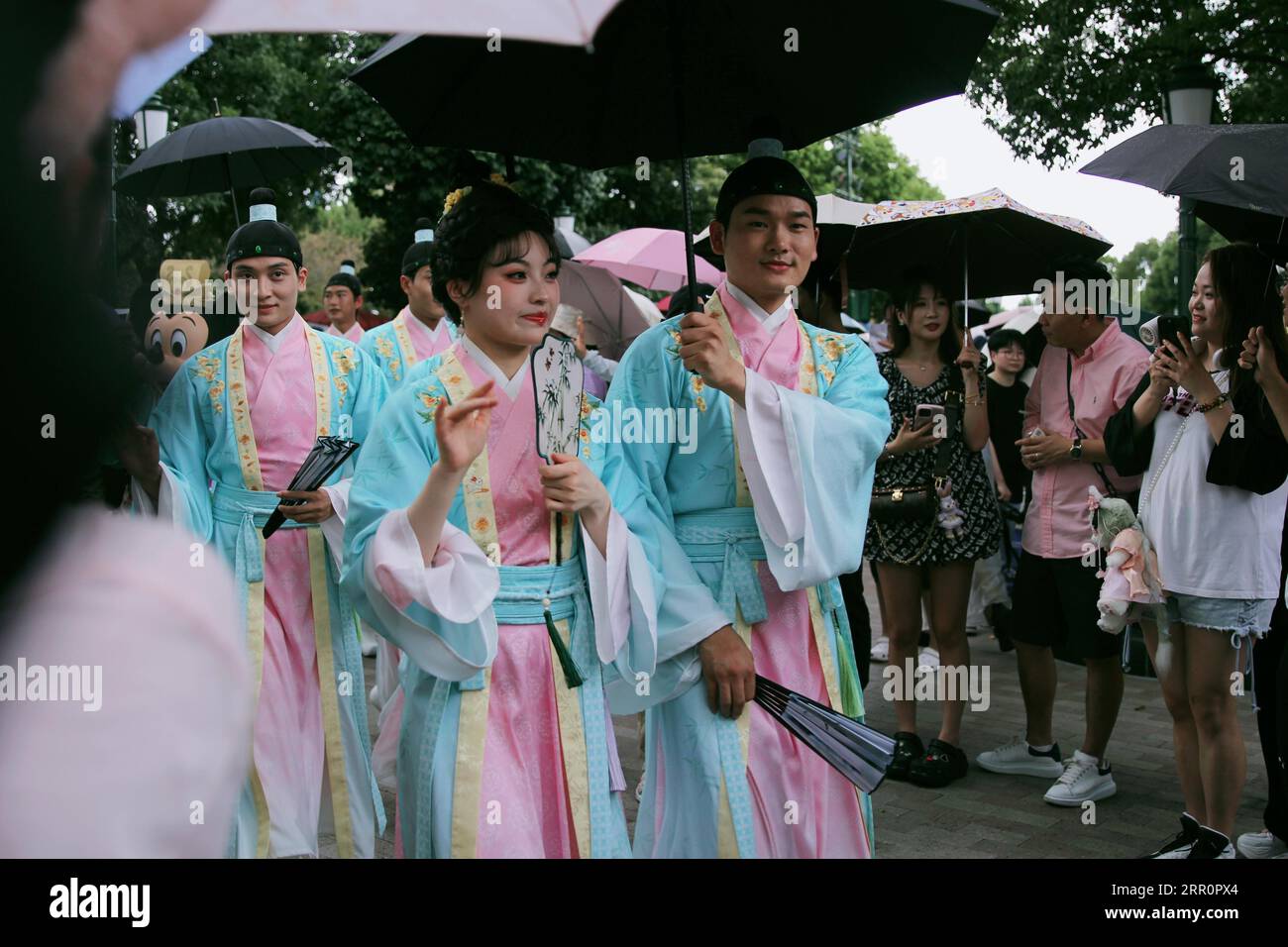 Duffy and friends wear traditional costumes to welcome the Mid-Autumn ...