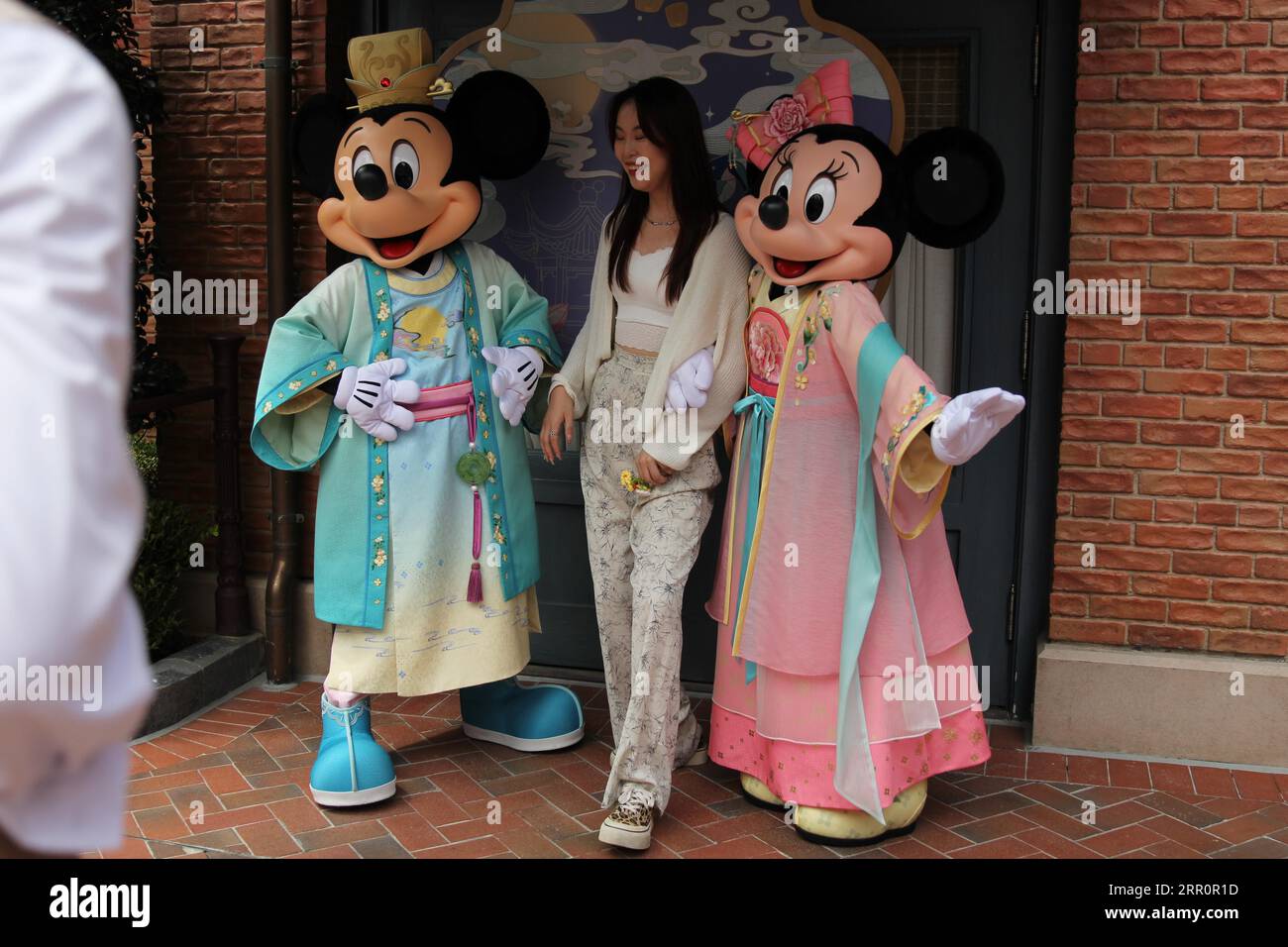 Duffy and friends wear traditional costumes to welcome the Mid-Autumn ...
