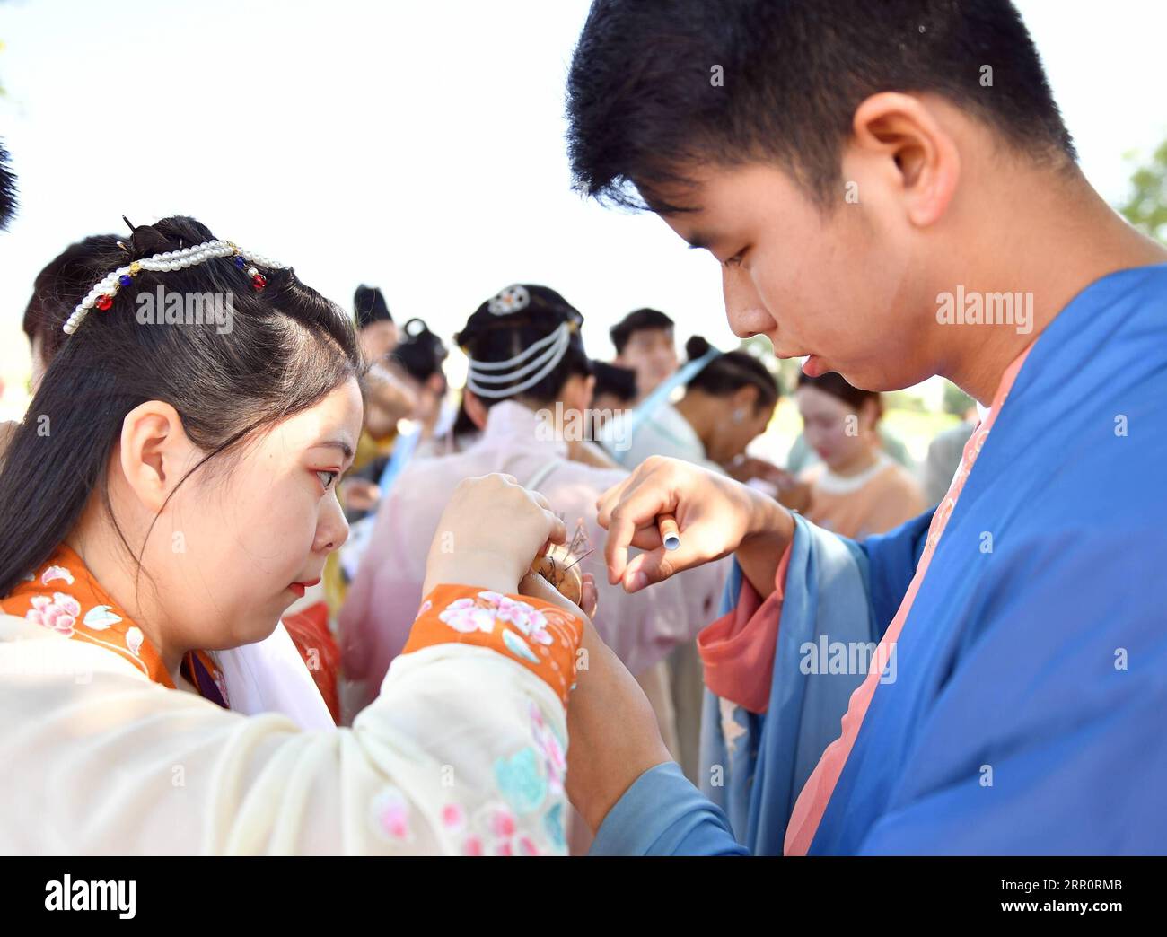 200825 -- XI AN, Aug. 25, 2020 -- People wearing traditional costumes ...