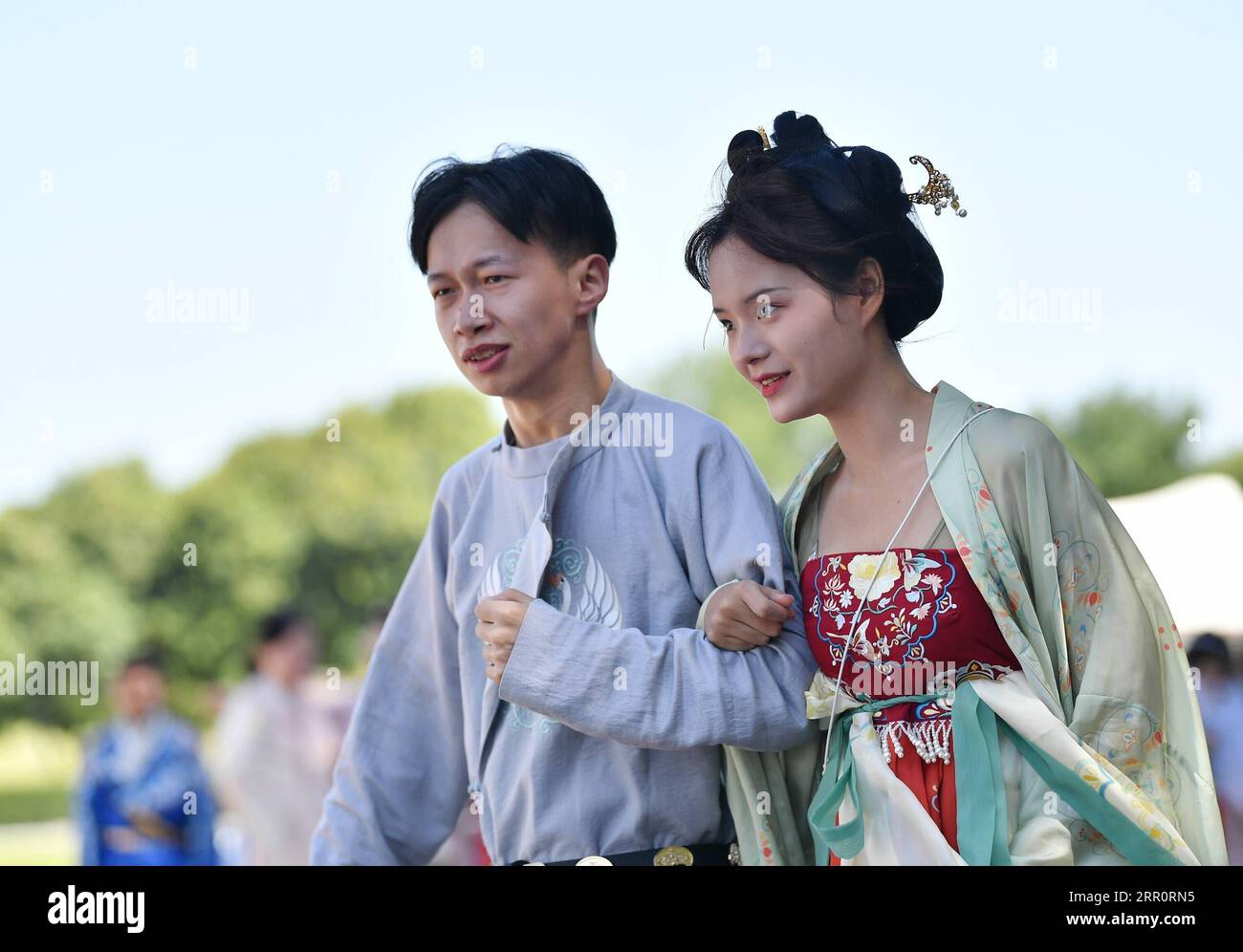 200825 -- XI AN, Aug. 25, 2020 -- People wearing traditional costumes ...