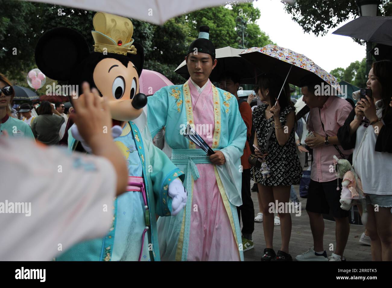 Duffy and friends wear traditional costumes to welcome the Mid-Autumn ...