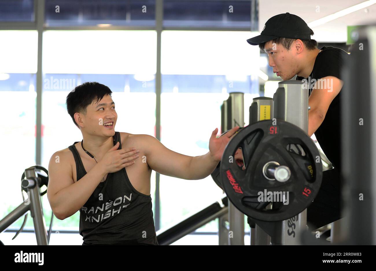 200827 -- BEIJING, Aug. 27, 2020 -- Li Liang L talks with his colleague ...