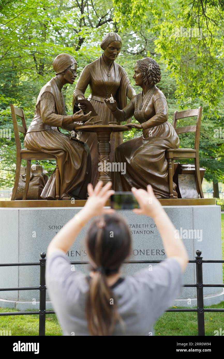 200827 -- NEW YORK, Aug. 27, 2020 -- A woman takes photos of the statue ...