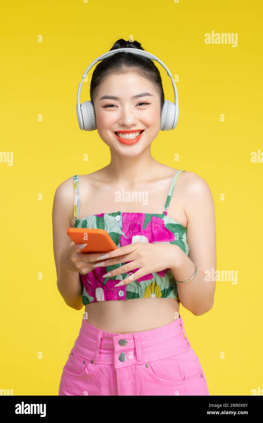 Girl dancing wearing headphones hi-res stock photography and images - Alamy
