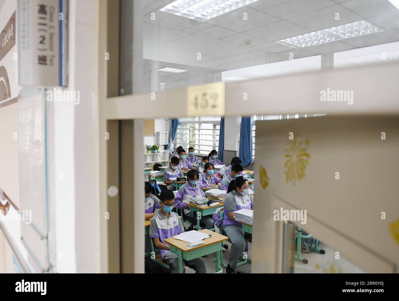 Third grade classroom masks hi-res stock photography and images - Alamy