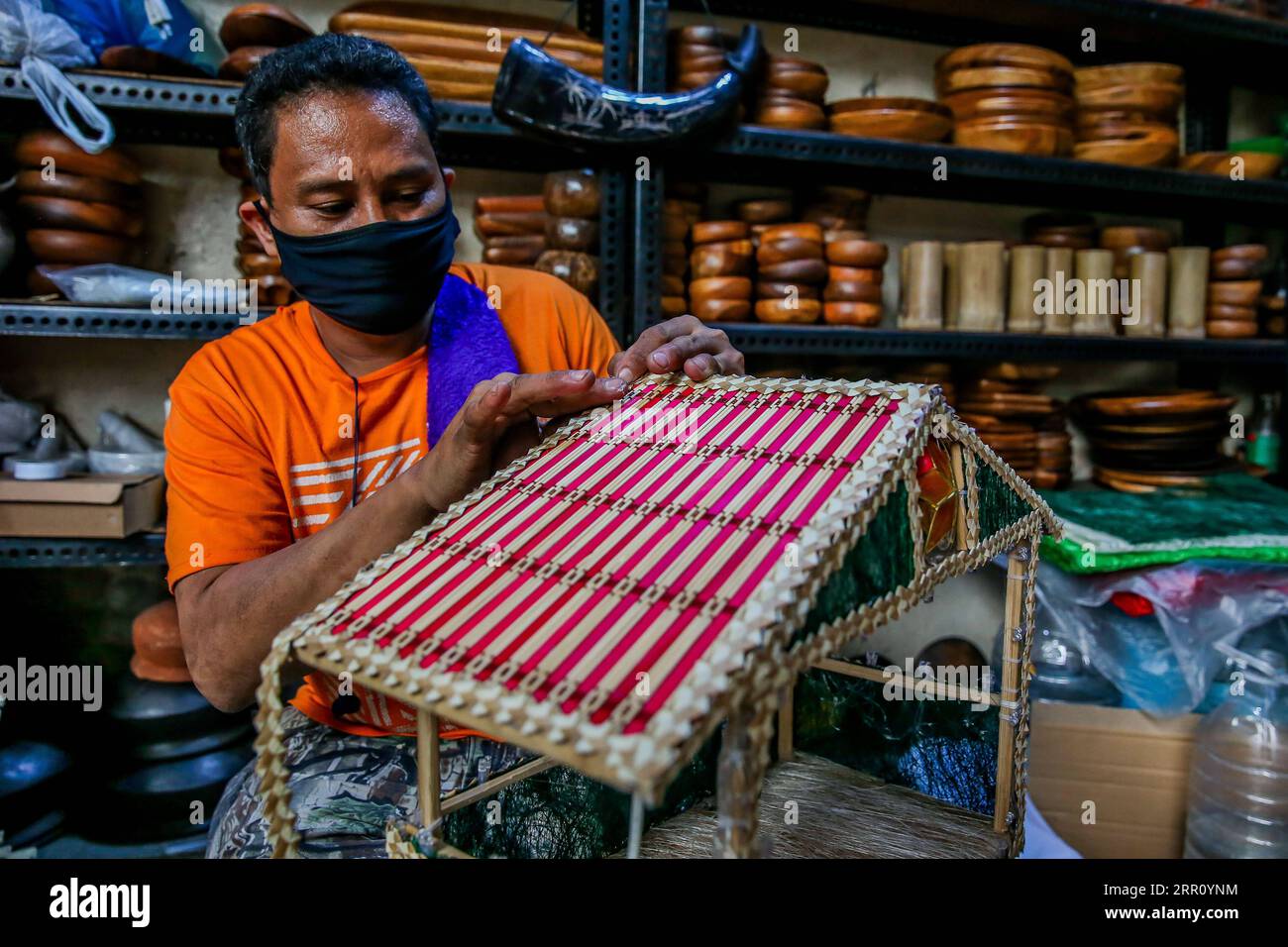 Manila handicraft hi-res stock photography and images - Alamy
