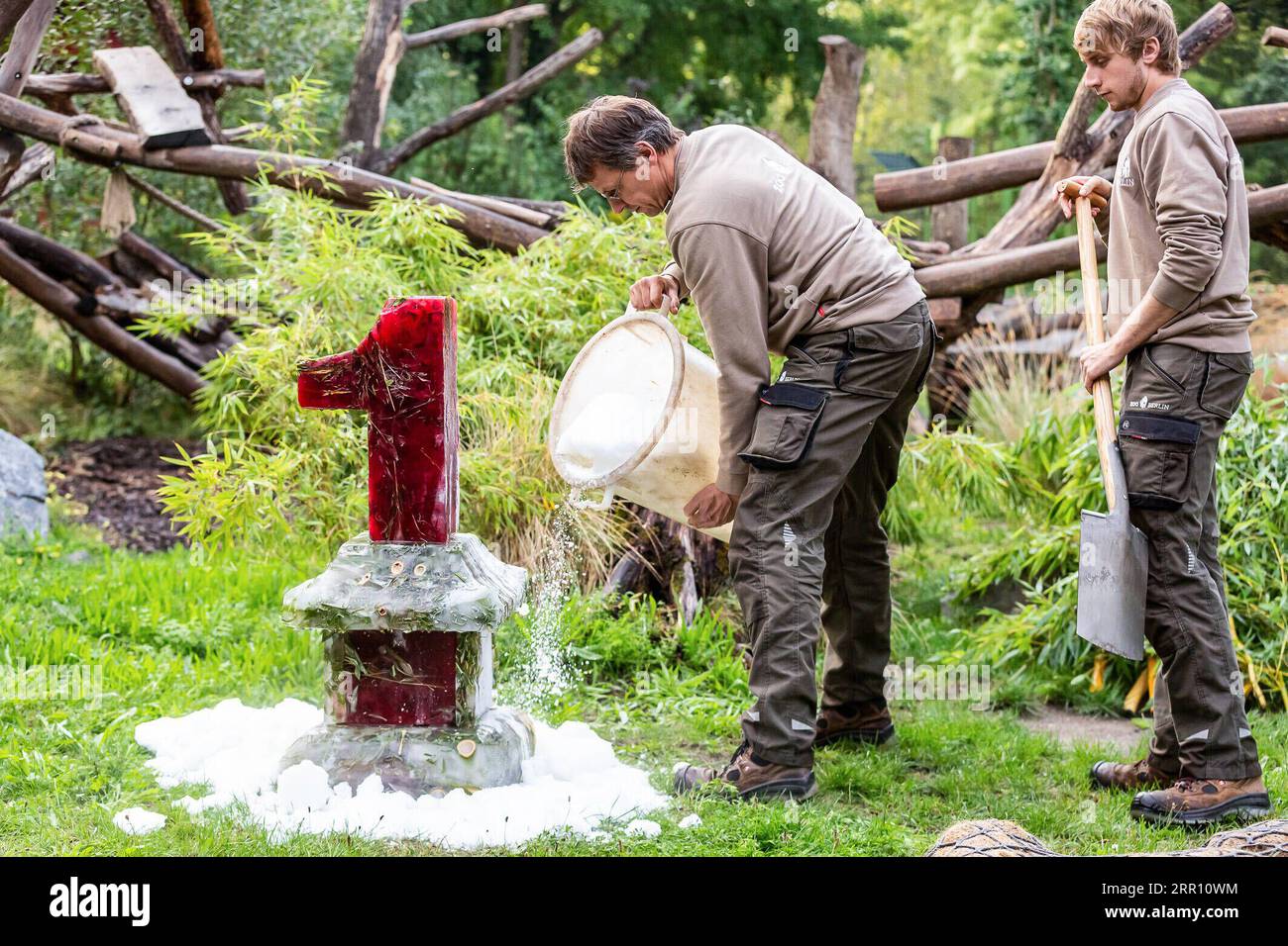 Zoo handout hi-res stock photography and images - Alamy