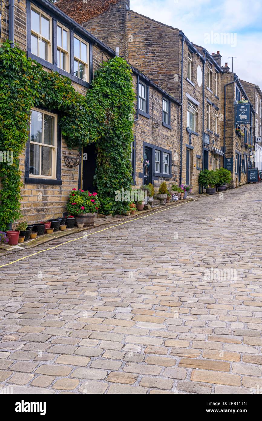 Steep yorkshire cobbled street hi-res stock photography and images - Alamy
