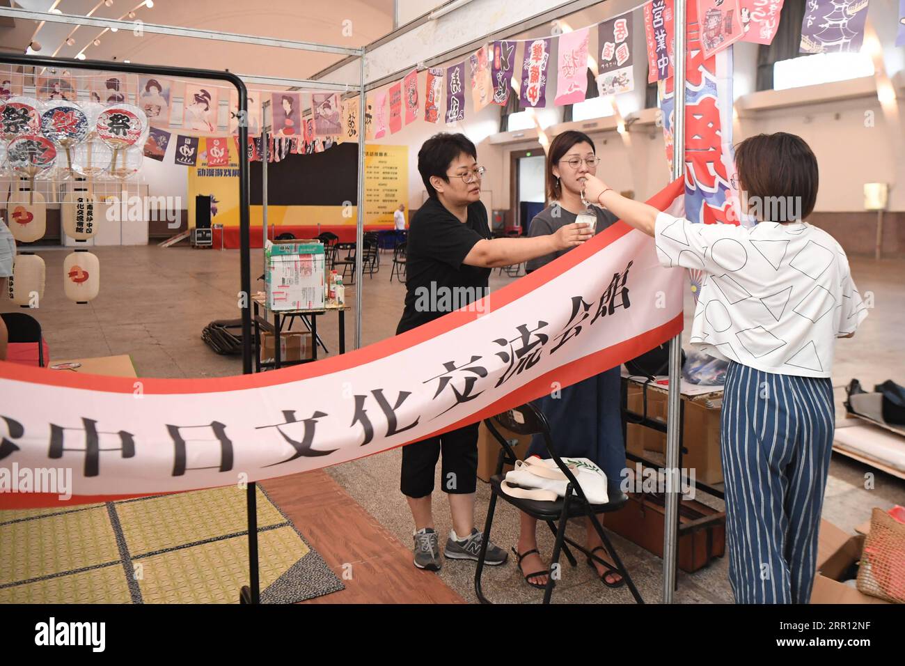 Chinese japanese teacher hi-res stock photography and images - Alamy