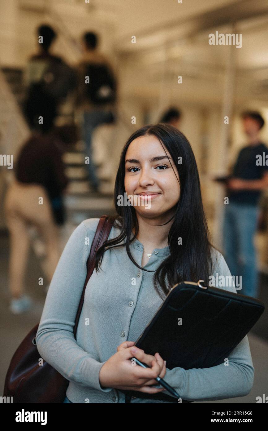 Folder 16 hi-res stock photography and images - Alamy