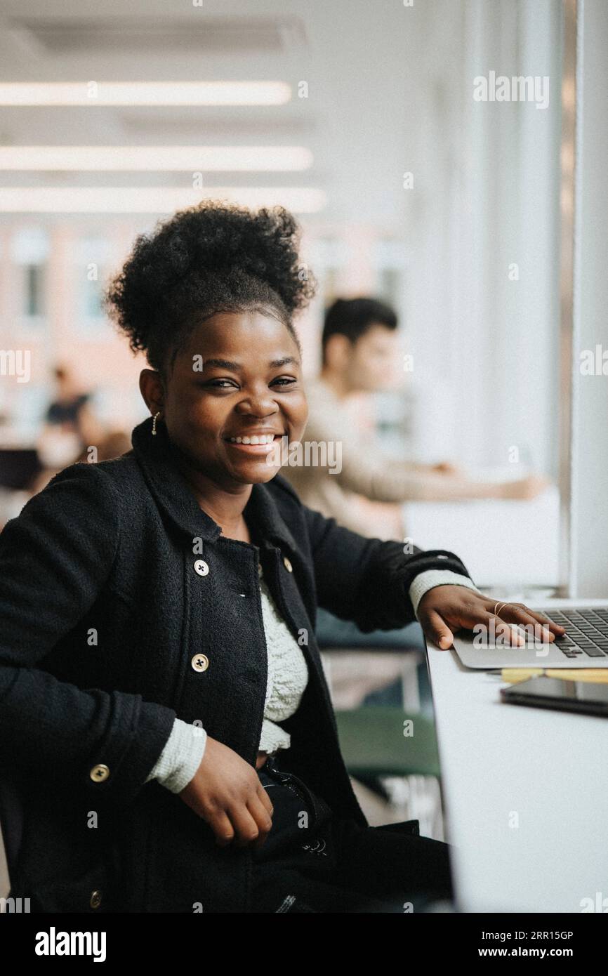 Student sitting at laptop hi-res stock photography and images - Alamy