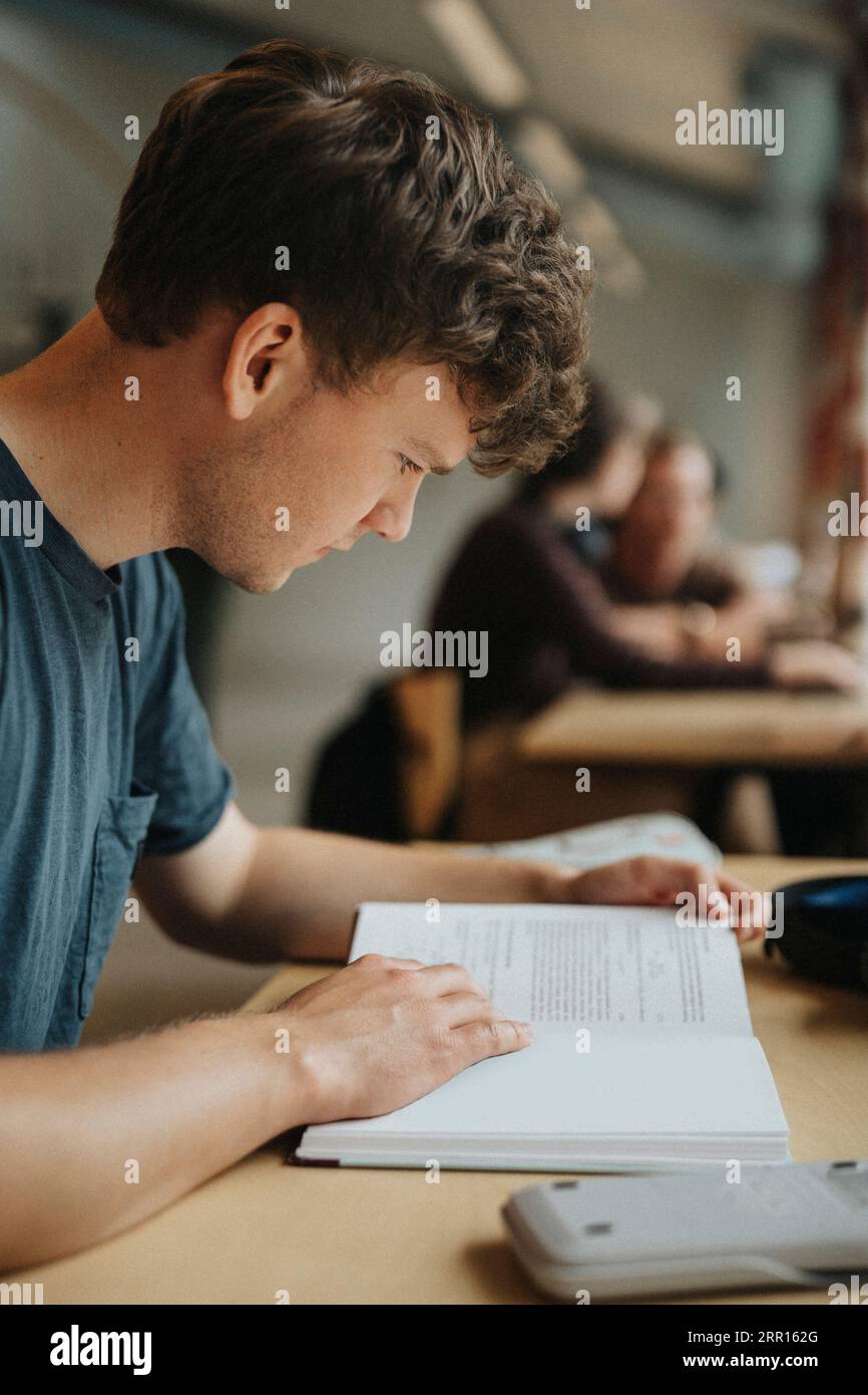 Reading tables hi-res stock photography and images - Alamy