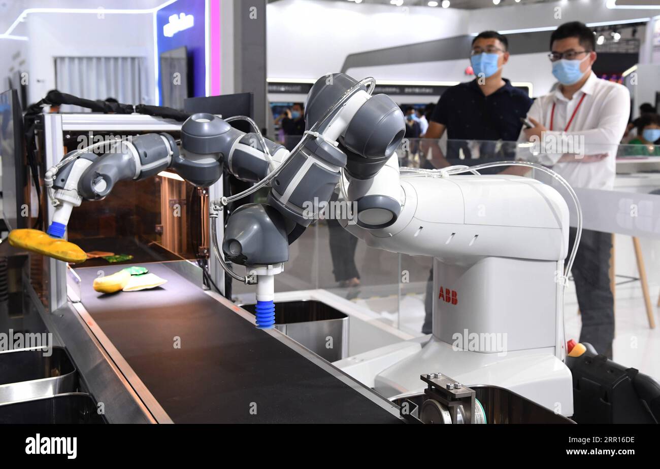 Garbage sorting robot hi-res stock photography and images - Alamy