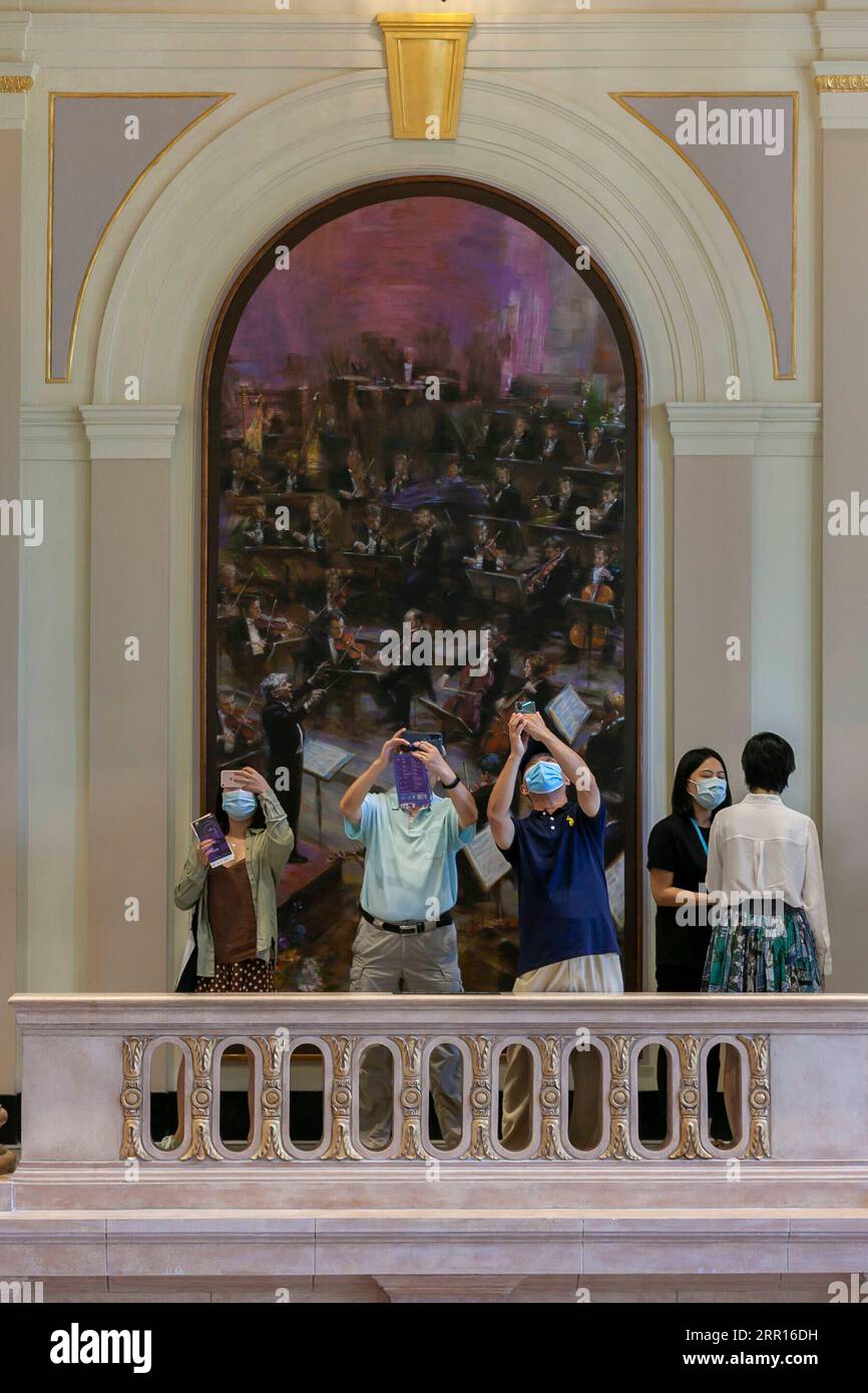 200906 -- SHANGHAI, Sept. 6, 2020 -- People take photos at Shanghai ...