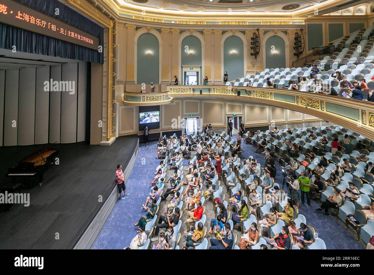 200906 -- SHANGHAI, Sept. 6, 2020 -- People wait for a performance at ...