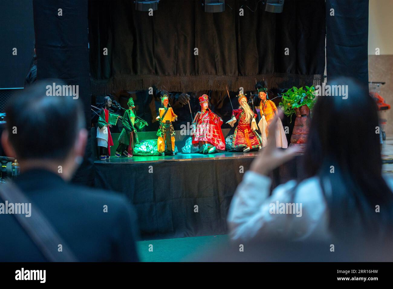 200906 -- KUALA LUMPUR, Sept. 6, 2020 -- People enjoy a Teochew Puppet ...