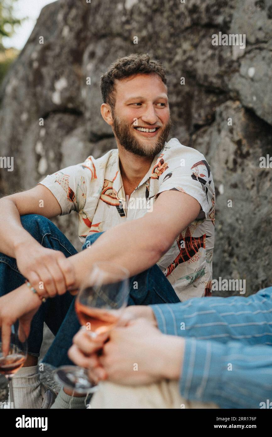 Man outdoors wine hi-res stock photography and images - Alamy