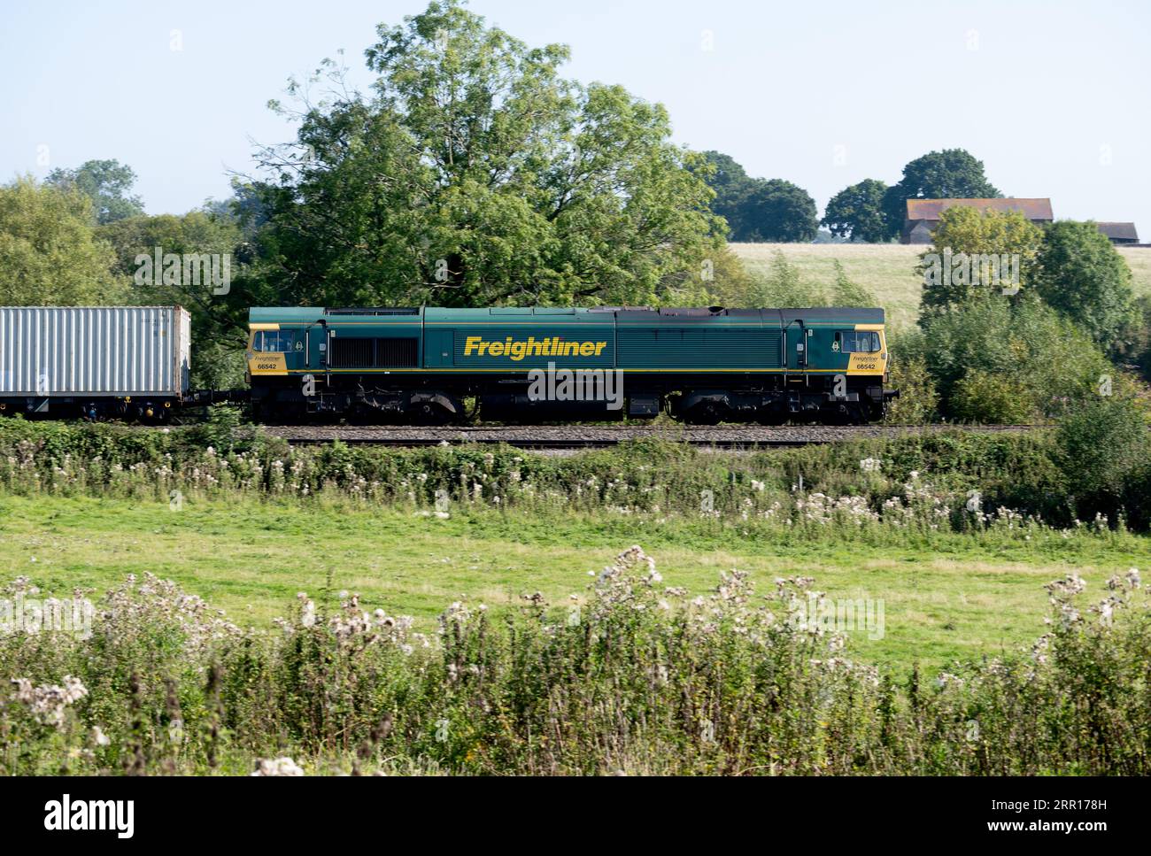 Class 66 diesel locomotive No. 66542 pulling a freightliner train ...