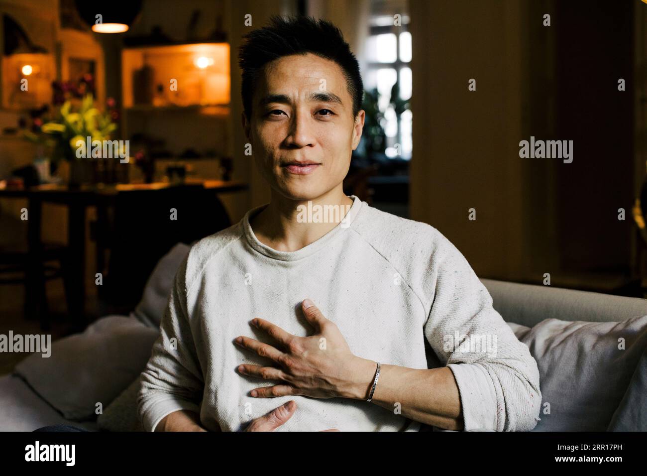 Hand on chest hi-res stock photography and images - Alamy