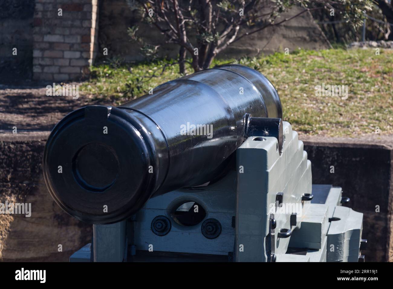 George's Head Lookout military cannon pointing towards the Sydney Heads ...