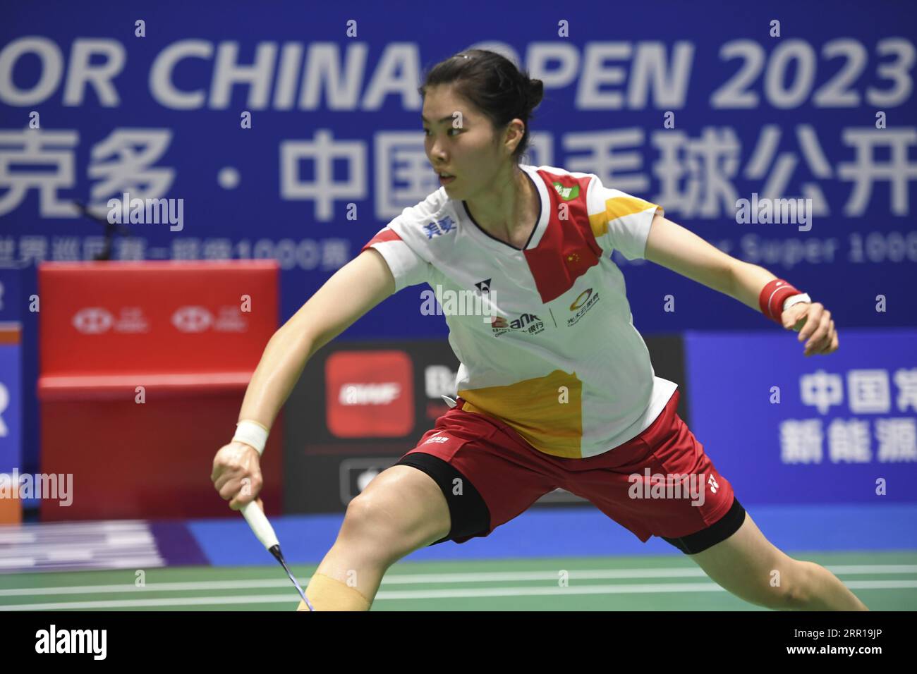 Chinese badminton player Gao Fangjie defeats Japanese badminton player ...