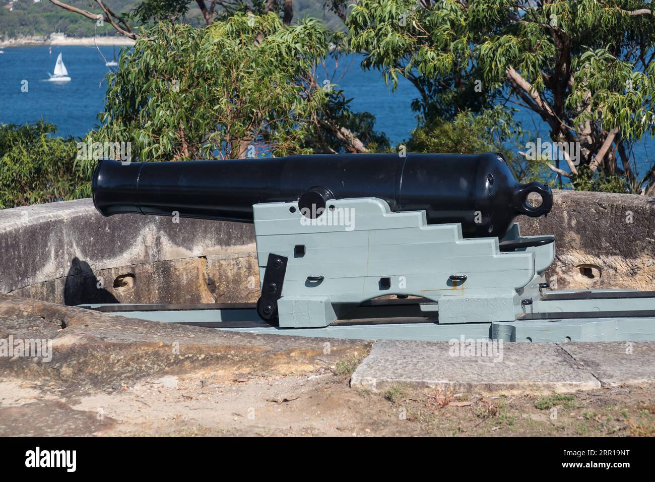 George's Head Lookout military cannon pointing towards the Sydney Heads ...