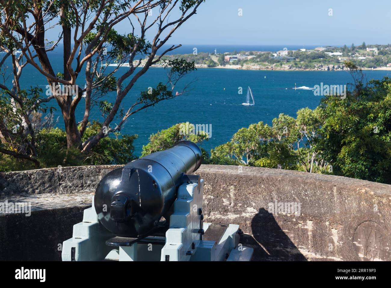 George's Head Lookout military cannon pointing towards the Sydney Heads ...