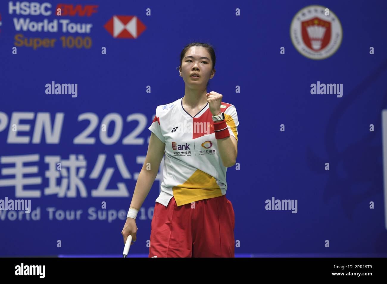 Chinese badminton player Gao Fangjie defeats Japanese badminton player ...
