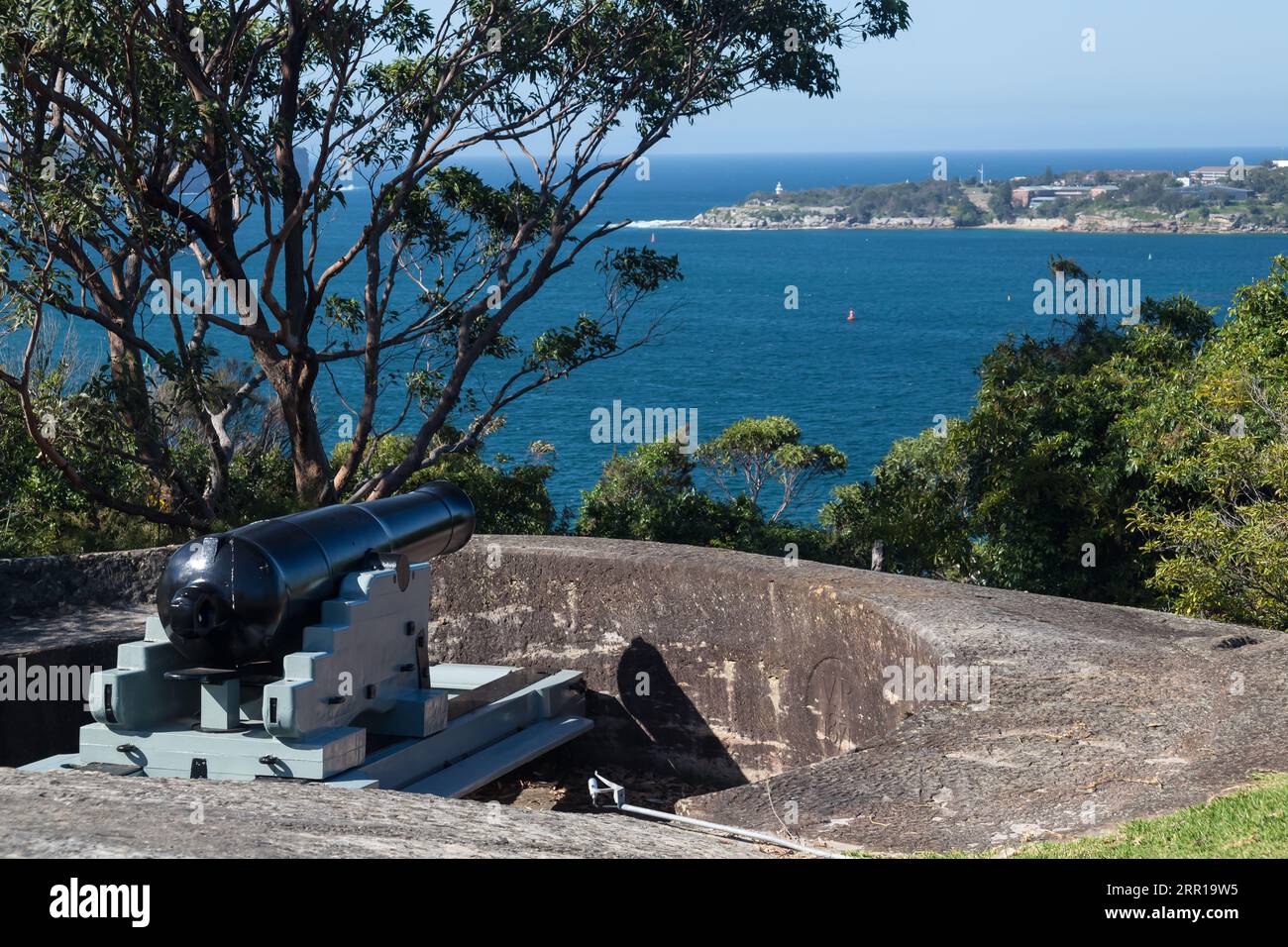 George's Head Lookout military cannon pointing towards the Sydney Heads ...