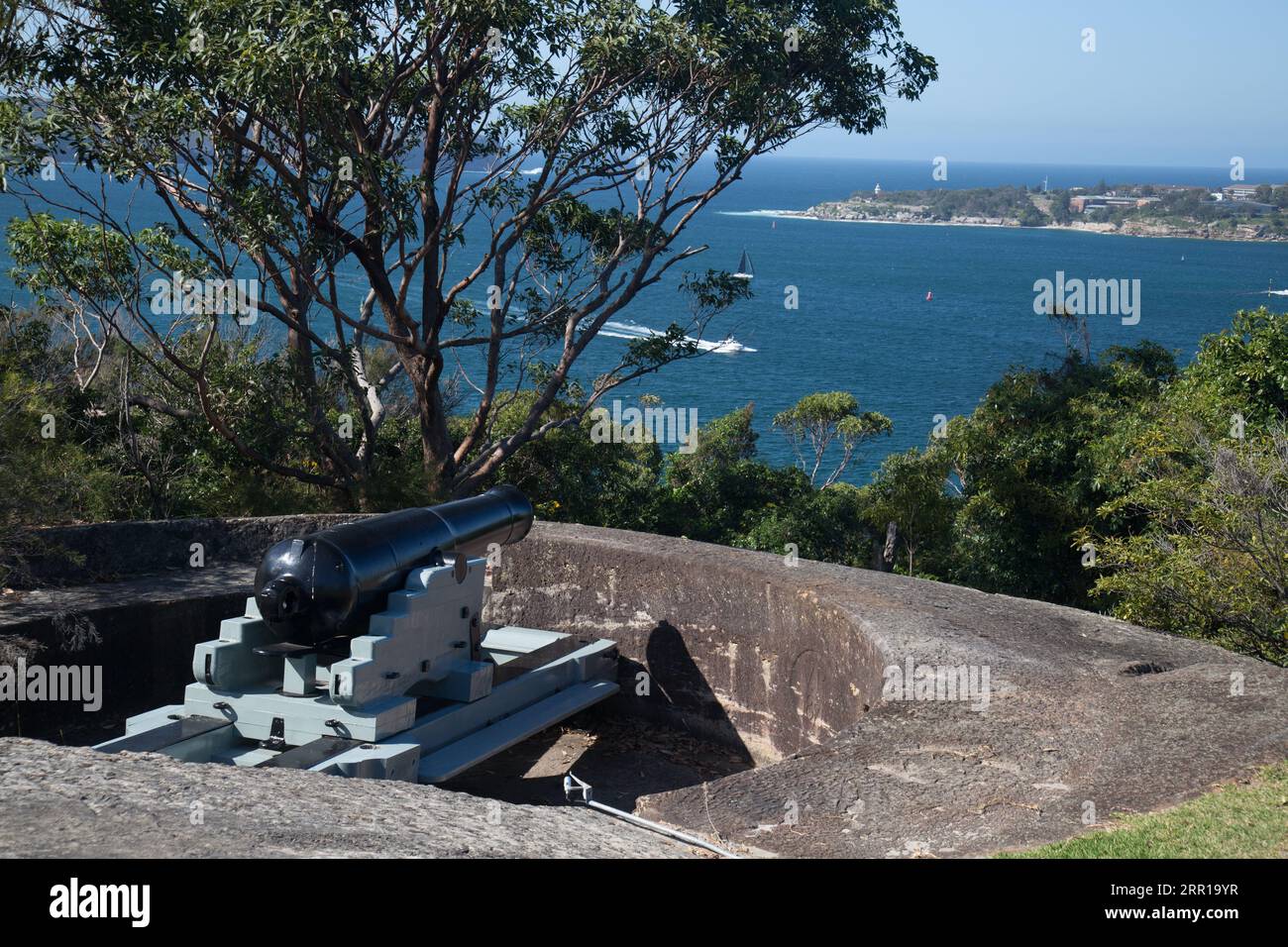 George's Head Lookout military cannon pointing towards the Sydney Heads ...
