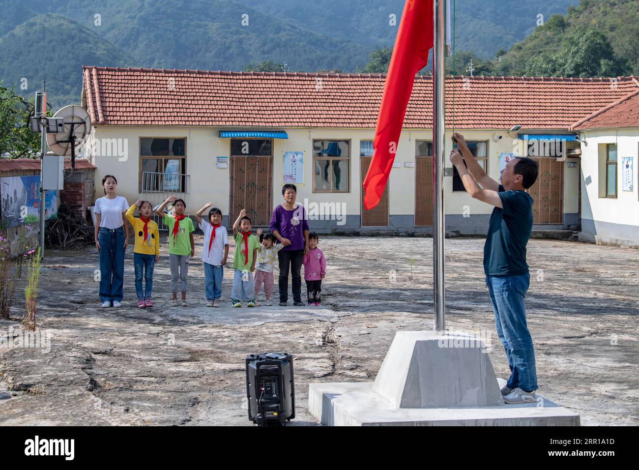 Primary school students attend flag raising hi-res stock photography ...
