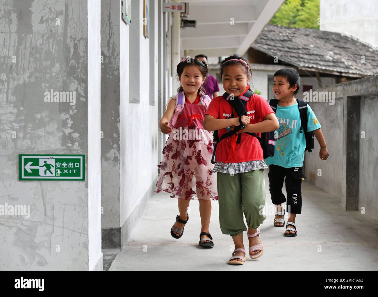 Two children seen from behind hi-res stock photography and images - Alamy