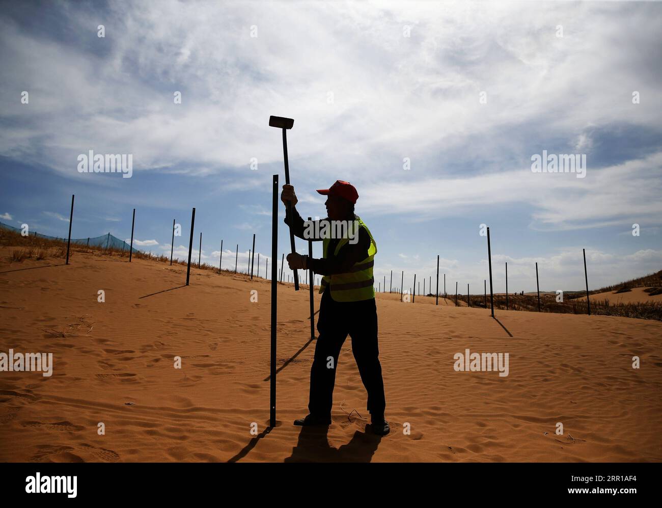 200910 -- ZHONGWEI, Sept. 10, 2020 -- A desertification control worker ...