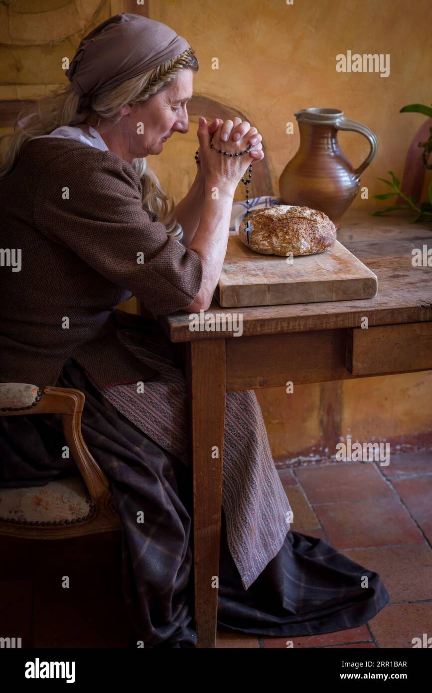 Renaissance woman praying painting hi-res stock photography and images ...