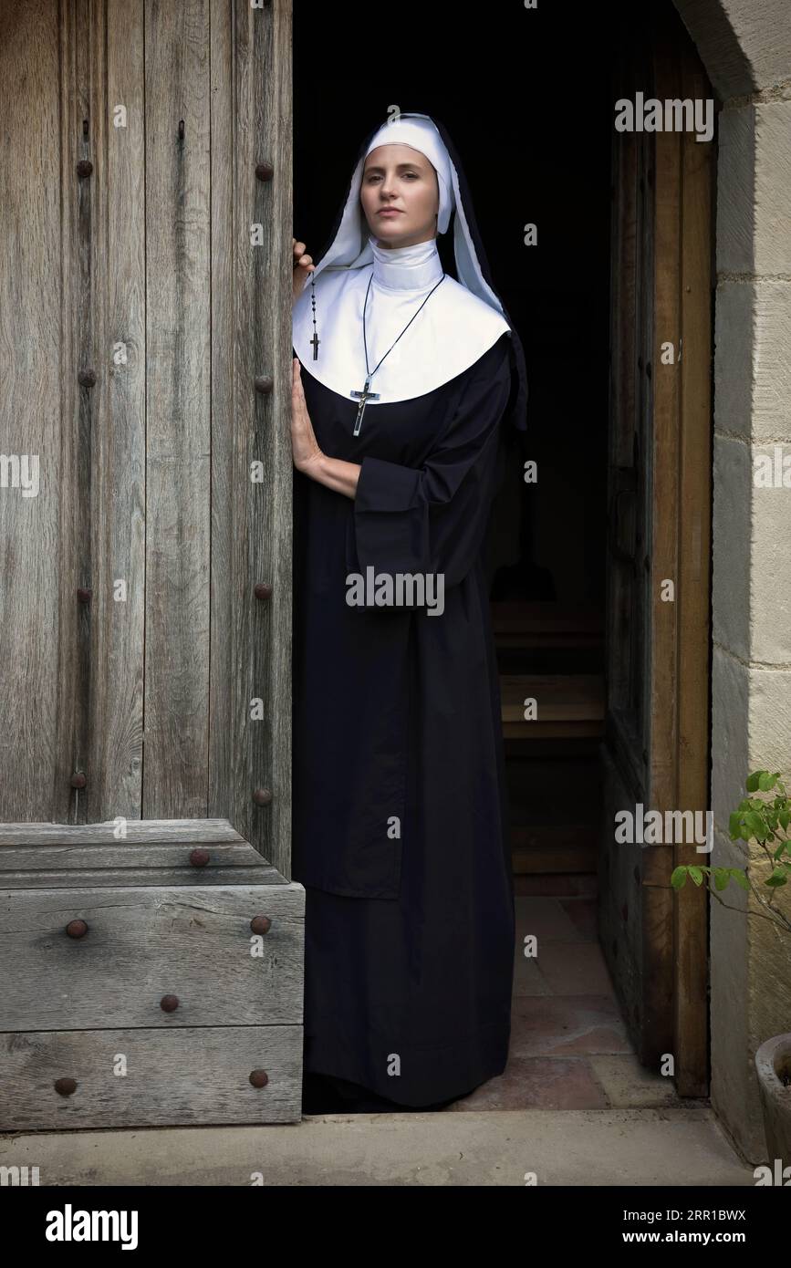 Catholic nun habit hi-res stock photography and images - Alamy