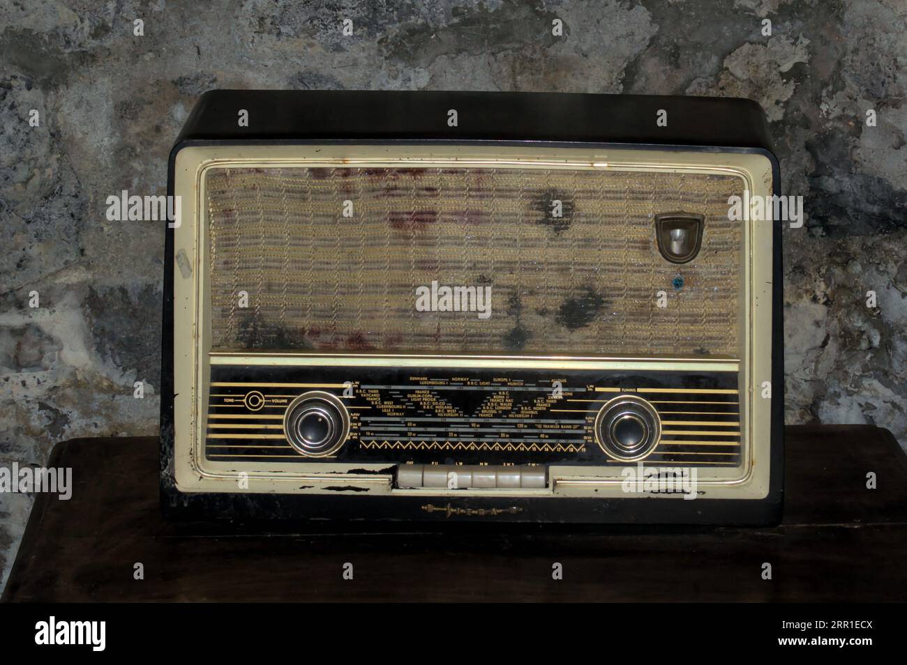 Vintage radio set hi-res stock photography and images - Alamy