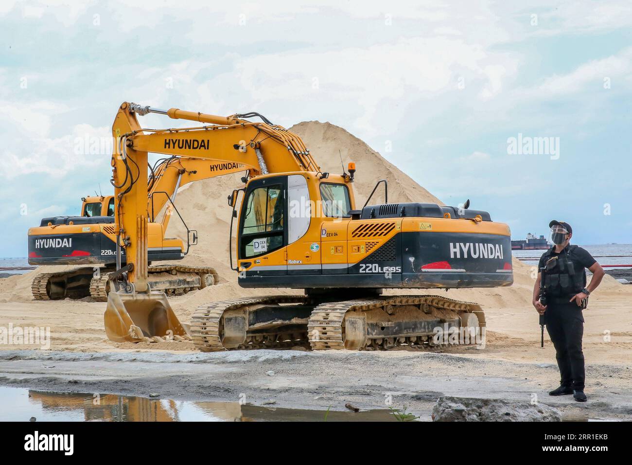 200915 -- MANILA, Sept. 15, 2020 -- A policeman is seen as workers move ...