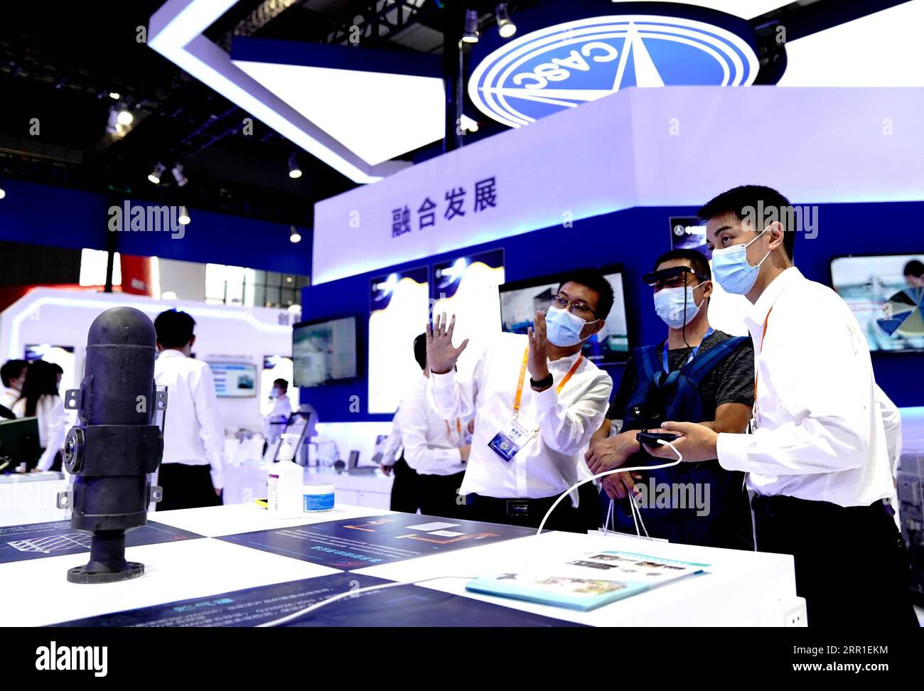 200915 -- SHANGHAI, Sept. 15, 2020 -- Exhibitors introduce exhibits to ...