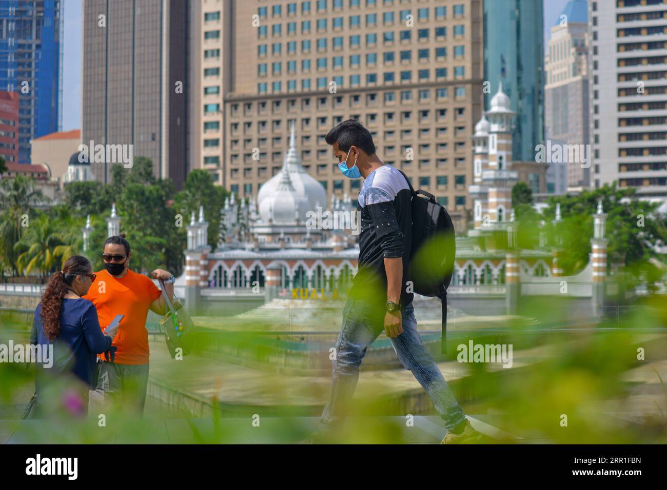 200916 -- KUALA LUMPUR, Sept. 16, 2020 -- A man wearing mask walks near ...