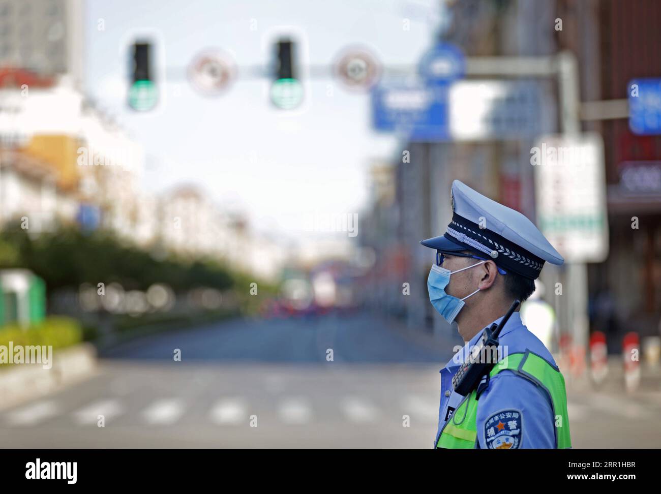 200918 -- SHENYANG, Sept. 18, 2020 -- A traffic police officer observes ...