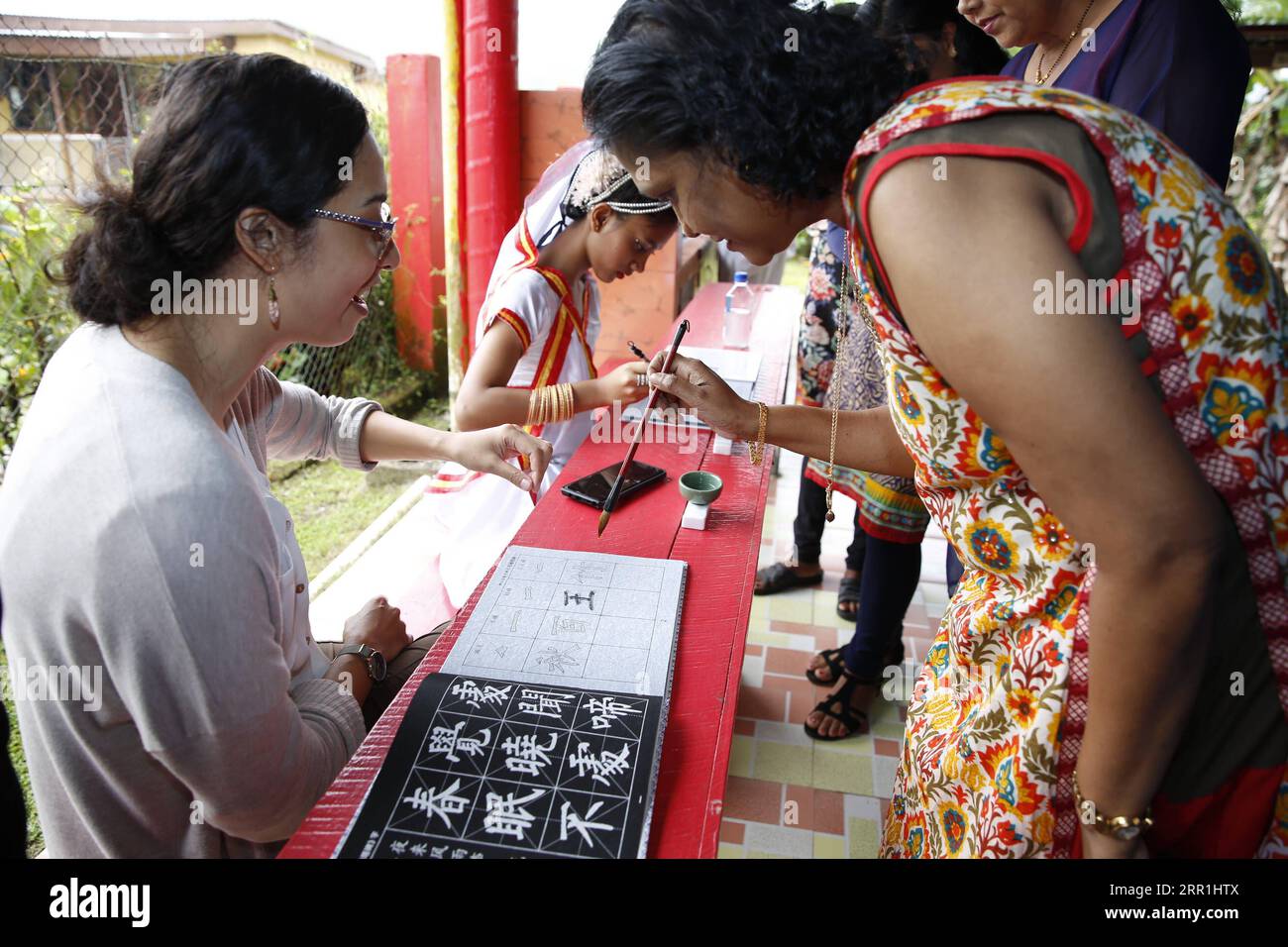 200918 -- SUVA, Sept. 18, 2020 -- A Fijian woman tries to write Chinese ...