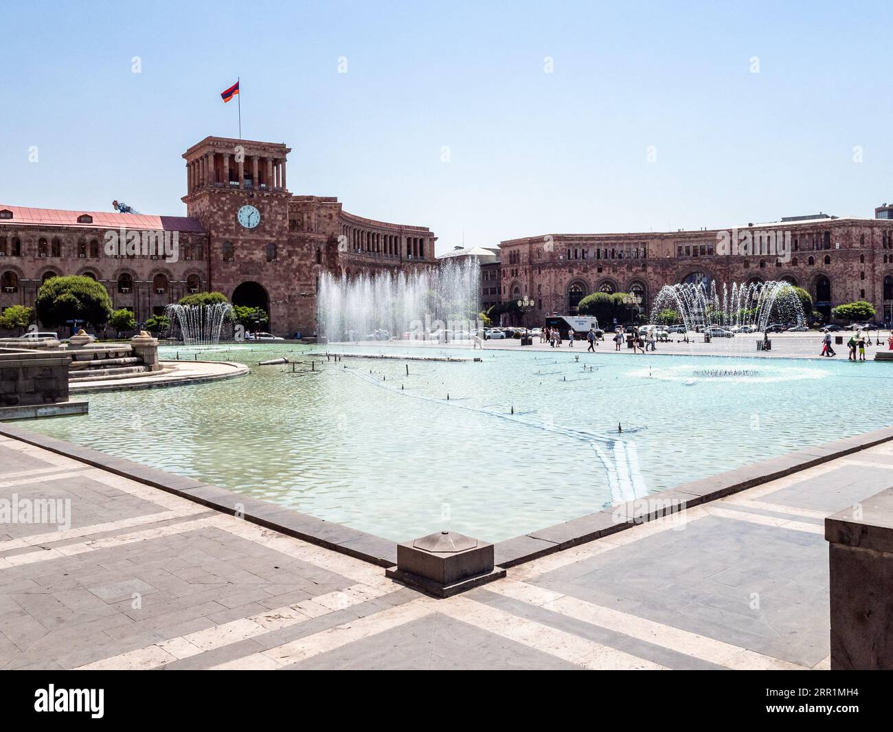 Horizontal view fountains on hi-res stock photography and images - Alamy