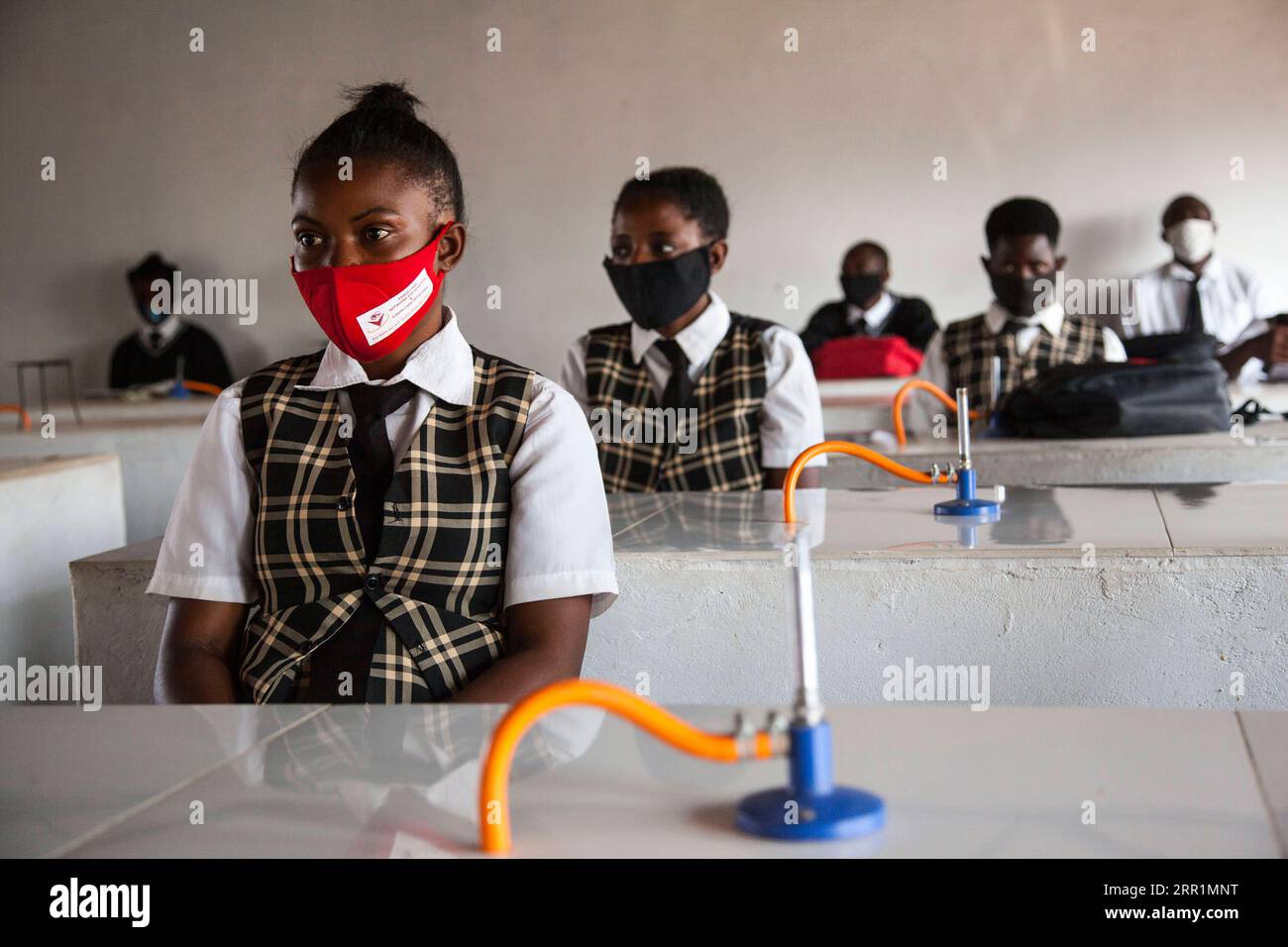 Secondary pupils go to school hi-res stock photography and images - Alamy