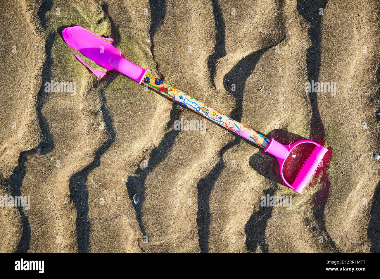 Broken and abandoned childs spade on beach Stock Photo - Alamy