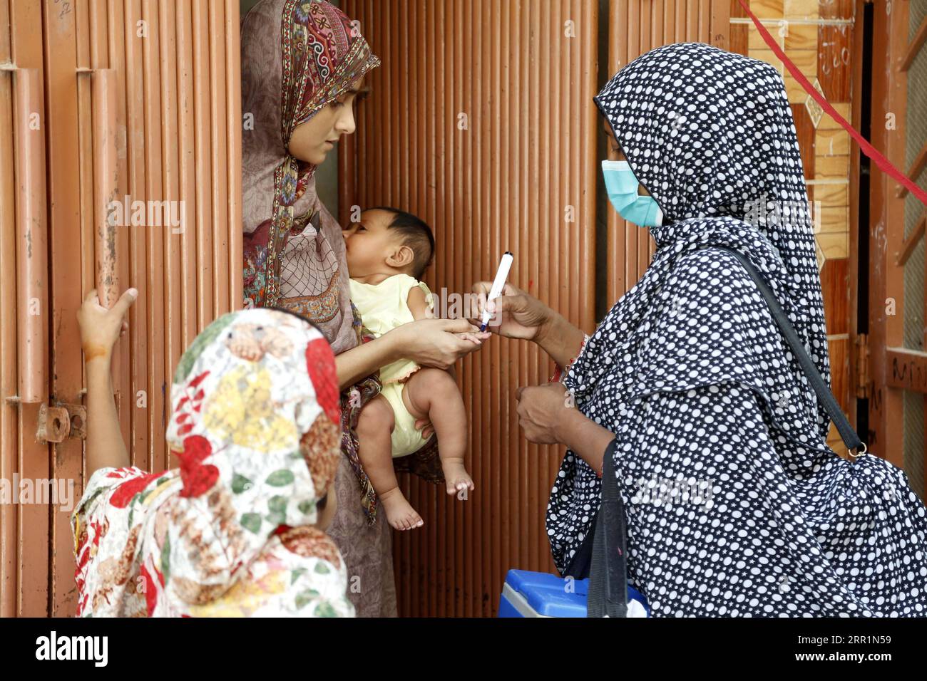 200922 -- RAWALPINDI, Sept. 22, 2020 -- A health worker marks the ...