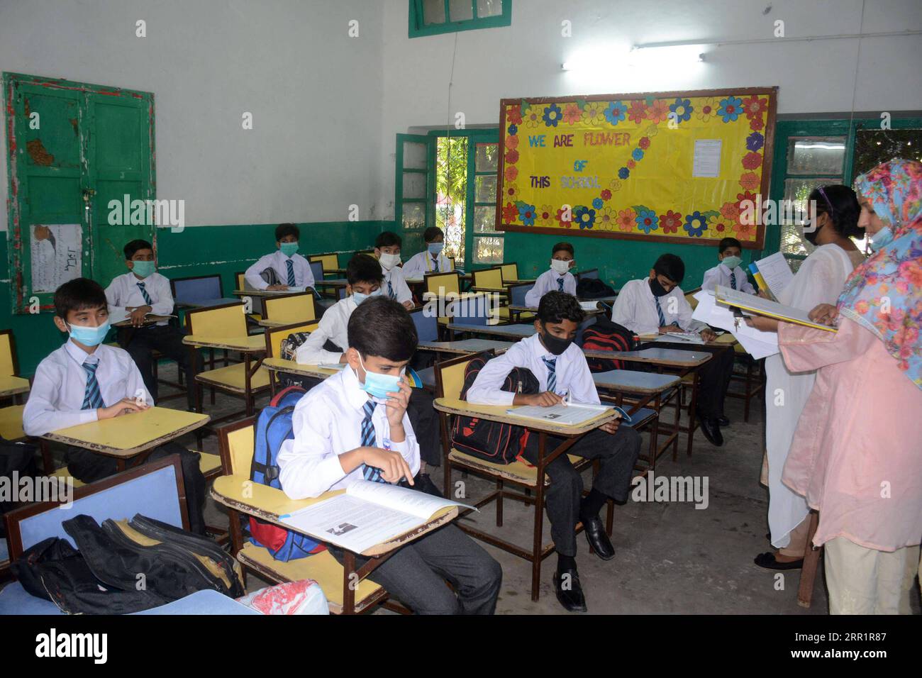 Pakistan students school class hi-res stock photography and images - Alamy